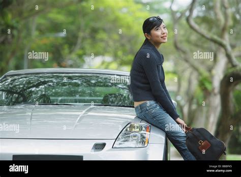 Femme Assise Sur Le Capot De La Voiture Banque De Photographies Et D