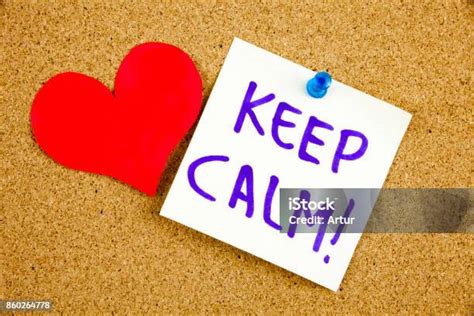 노란색 스티커 메모 작성 코르크 게시판에 고정 하는 캡션 비문 유지 진정 알림 또는 스티커 메모에 검은 내선에서 스티커 메모에 대 한 조언을 개념에 대한 스톡 사진 및 기타