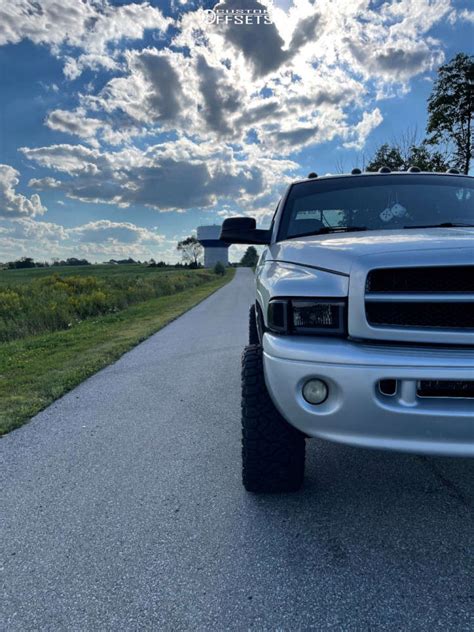 2001 Dodge Ram 2500 With 20x10 18 Fuel Maverick D610 And 33 12 5r20