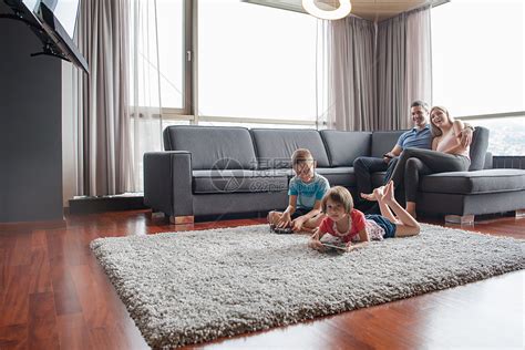 快乐的轻家庭家里玩高清图片下载 正版图片300389330 摄图网