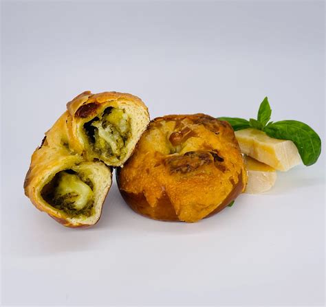 Caprese Pesto Pretzel Bagel Park Baeckerei