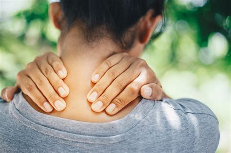 젊은 여성의 목과 어깨 통증과 부상 건강 관리 및 의료 개념을 닫습니다 가족에 대한 스톡 사진 및 기타 이미지 가족 개념 개념과 주제 Istock