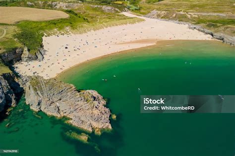 웨스트 웨일즈의 크고 바쁜 모래 사장과 바위가 많은 해안선의 조감도 만에 대한 스톡 사진 및 기타 이미지 Istock
