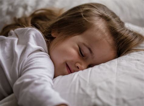 Kleines Mädchen Schläft Im Bett Auf Weißem Kissen Ein Kostenlose Foto