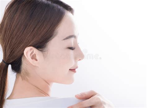 Bella Joven Mujer Con Piel Limpia Y Fresca Sobre Fondo Blanco Imagen De Archivo Imagen De Puro