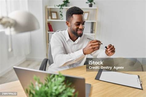 온라인 남자 컴퓨터 미국 사람 휴대용 퍼스널 컴퓨터 아프리카 계 미국인 학생 일 프리랜서 교육 사무실 20 24세에 대한 스톡 사진 및 기타 이미지 Istock