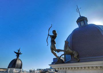 Chica Nueva En Las Alturas Diana Cazadora Paisajes De España Estatuas