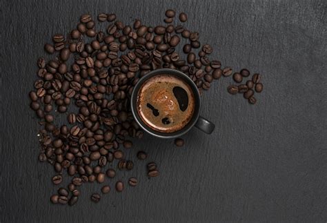 에스프레소와 컵 커피 콩 한 잔 주위 검은 돌 배경 텍스트에 대한 복사 공간 맨 위 보기 커피 타임 0명에 대한 스톡 사진 및 기타 이미지 Istock