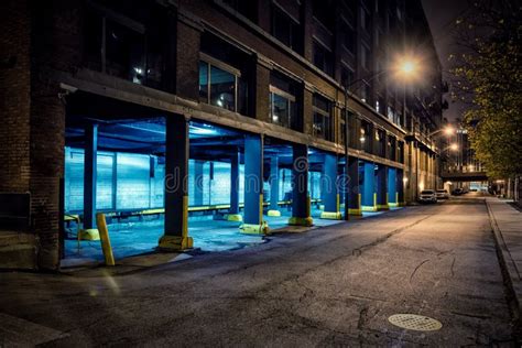 Дорога и переулок улицы темного города городские на ноче Стоковое Фото изображение