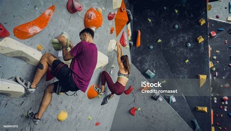 강한 두 명의 등반가가 화려한 그립과 로프로 인공 벽을 올라갑니다 2명에 대한 스톡 사진 및 기타 이미지 2명 건강한 생활