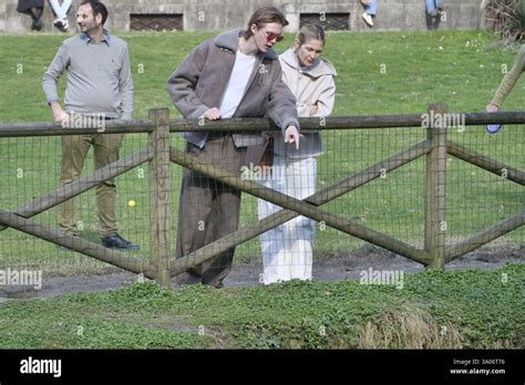 American Actress Kelly Rutherford Walking With Her Son Hermés Gustaf