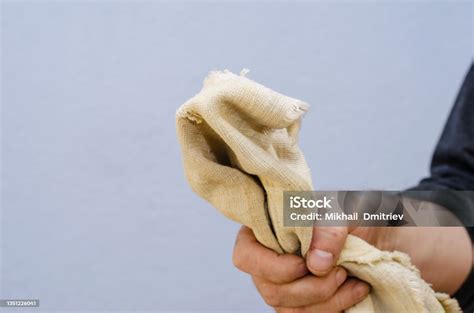 오래된 걸레를 들고 있는 남자의 손을 클로즈업 찢어진 직물 과 Ja 걸레에 대한 스톡 사진 및 기타 이미지 걸레 남자 남자들만 Istock