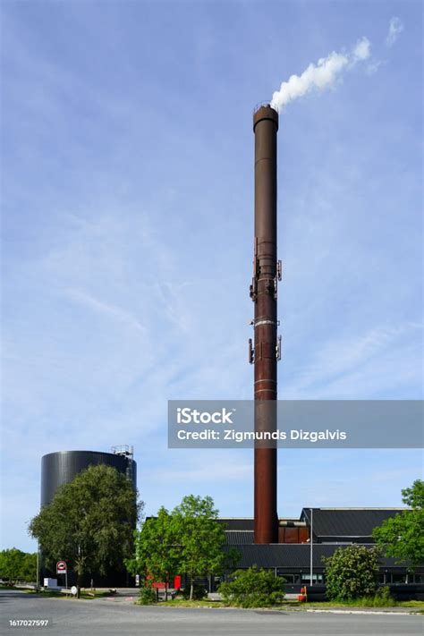 푸른 하늘 배경에 하얀 증기가 나오는 녹슨 굴뚝이 있는 현대 공장 0명에 대한 스톡 사진 및 기타 이미지 0명 검은색 공기 오염 Istock