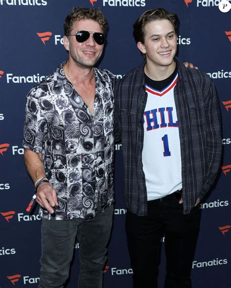 Ryan Phillippe Deacon Reese Phillippe Au Photocall De La Soirée Michael Rubins Fanatics Super