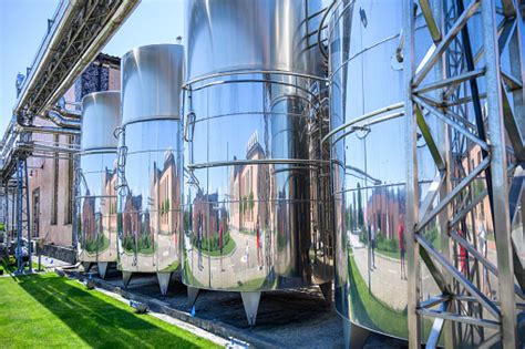 와인 스틸 탱크 현대 와인 메이커 공장의 장비 와인 저장을위한 배럴 발효 알코올 증류를위한 장비 순수한 알코올을위한 준비 워크샵 0명에 대한 스톡 사진 및 기타 이미지