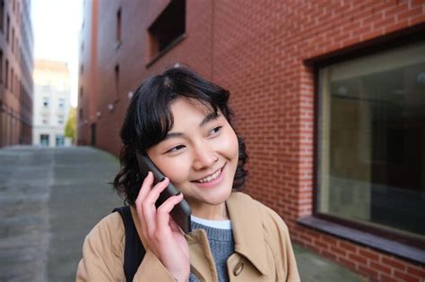 O Conceito De Tecnologia Celular Jovem Garota Moderna Fala No Celular