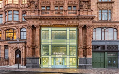 런던 헤롯 백화점에 문을 연 ‘프라다 카페 엿보기