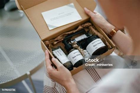 선물 상자를 들고 미용 화장품 제품을 들여다 보는 익명의 여성 화장품에 대한 스톡 사진 및 기타 이미지 화장품 배달 개봉
