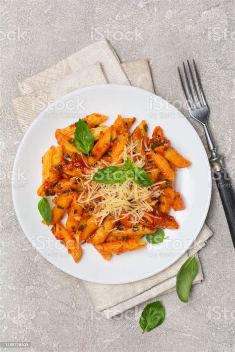파마산 치즈와 신선한 바질 잎을 곁들인 아라비아타 파스타 접시 0명에 대한 스톡 사진 및 기타 이미지 0명 건강한 식생활 검은색 Istock