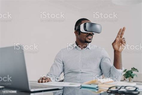 Vr 안경을 쓴 아프리카 계 미국인 남자 비즈니스와 창의성을 위한 현대 디지털 기술 30 34세에 대한 스톡 사진 및 기타 이미지 30 34세 가상현실 시점 거리가