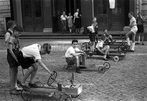 dresden gruppe von kindern und jugendlichen mit pionierkleidung beim
