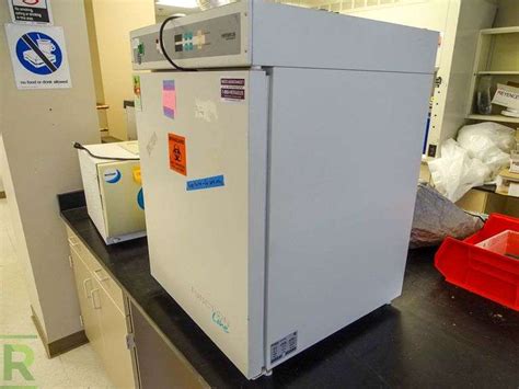 Heraeus Instruments Bb16 Function Line Incubator Has Temperature Maintenance Issues Roller