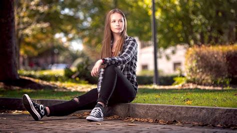Девушка сидящая на бордюре · бесплатная фотография от Danastr картинки и обои на рабочий стол