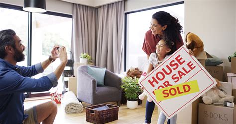 가족 사람 부동산과 함께 사진 부동산 이전을 위해 새 집에 서명 추억에 이사 또는 흥분 부모 자녀 및 사진 이정표 또는 소셜 미디어 게시물을 위해 집에서 판매 된 보드 3