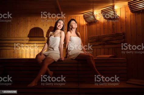 나무 사우나에서 흰색 수건을 입은 두 명의 아름다운 여성 건강관리와 의술에 대한 스톡 사진 및 기타 이미지 건강관리와 의술 건강한 생활방식 고급 호텔 Istock