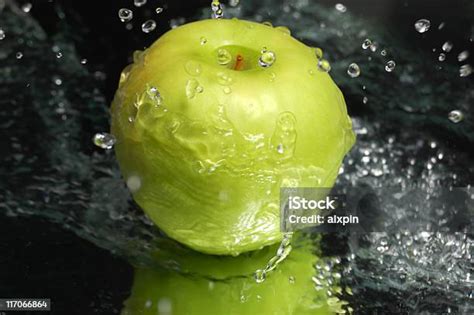 Aple Hijau Dalam Percikan Air Foto Stok Unduh Gambar Sekarang Apel Percikan Kegiatan Air