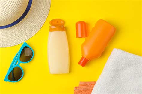 선스크린 밝은 노란색 배경과 여름 액세서리에 다양한 자외선 차단제 여름 휴가 맨 위 보기 0명에 대한 스톡 사진 및 기타 이미지 Istock