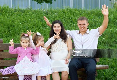 여름 도시 공원 야외 임신 여자 부모와 아이 들 밝고 화창한 날 및 녹색 잔디 아름 다운 사람들이 초상화에서 행복 한 가족 2