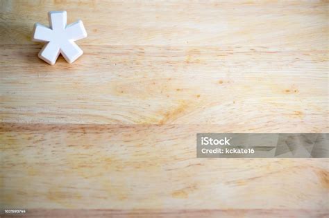 위한 공간 왼쪽에 나무 질감 배경에서 단어 별표 스타 백색 단추 텍스트 복사 공간 및 서식 파일을 추가 합니다 회의 프레 젠