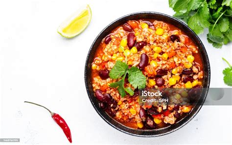 토마토 소스에 쇠고기 팥 파프리카 옥수수 고추를 곁들인 칠리 콘 카르네 매운 텍스멕스 요리 흰색 테이블 배경 위쪽 전망 콩 콩과에 대한 스톡 사진 및 기타 이미지 Istock
