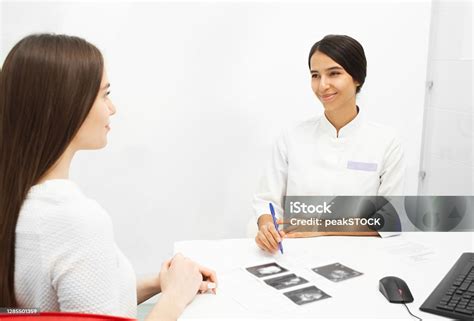 산부인과 상담 여성의 건강 치료 및 생식 시스템의 질병의 진단 여성 건강 시험 난소 및 부인과 사무실에서 자궁을 검사합니다 젊은