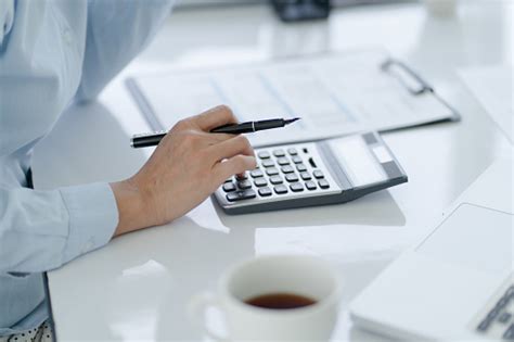 투자 차트를 분석하는 여성 사업가 회계사와 문서 위에 계산기 버튼을 누른다 회계 부기 사무원의 은행 고문 및 감사 개념에 대한 스톡 사진 및 기타 이미지 Istock