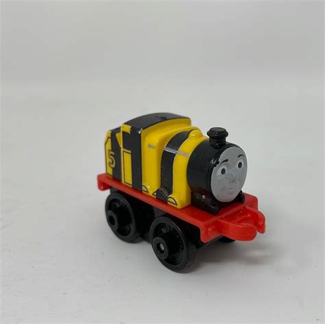 Thomas And Friends Minis Train Engine Core Moments James Bumble Bee ~ We