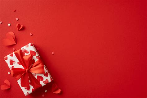 빨간 리본이 달린 하트 무늬 종이에 싸여 작은 빨간 하트로 장식 된 선물 발렌타인 데이 축하 사랑과 로맨스를 전하는 데 이상적입니다 0명에 대한 스톡 사진 및 기타 이미지
