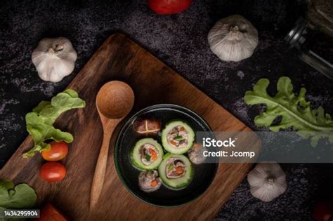 돼지 고기로 채워진 오이 수프 당근 다진 파 표고 버섯 마늘 및 0명에 대한 스톡 사진 및 기타 이미지 0명 건강한 생활방식 건강한 식생활 Istock
