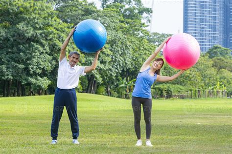 Mayor Asiático Hombre Y Su Hija Son Hacer Ejercicio Con Yoga Pelota En