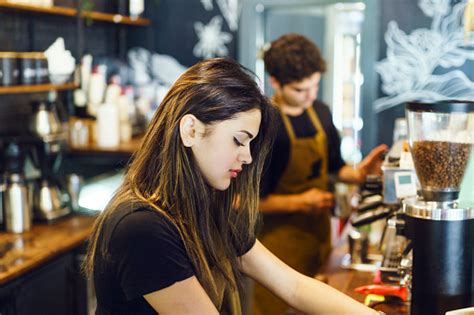 카페에서 함께 커피 머신을 조작하는 두 명의 젊은 바리스타 20 29세에 대한 스톡 사진 및 기타 이미지 20 29세 2명