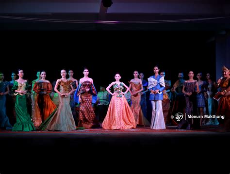 ម៉ូតសម្លៀកបំពាក់ច្នៃអំពីហូលខ្មែរ ត្រូវបានបង្ហាញដោយនិស្សិតនៃសាកលវិទ្យាល័យភូមិន្ទវិចិត្រសិល្បៈ