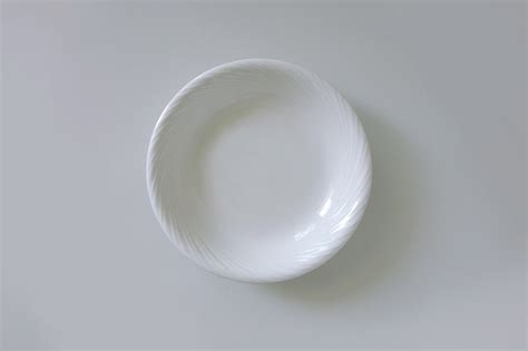 흰색 배경에 고립 된 흰색 둥근 세라믹 플레이트 냄비의 좋은 디자인 식품 장식 및 포장 디자인을 위한 상단에서 단 하나의 도자기 접시 보기 0명에 대한 스톡 사진 및 기타