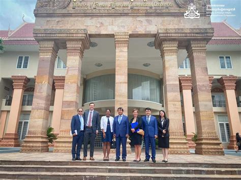 លោក ប្រាក់ សុខុន អនុញ្ញាតឱ្យនិស្សិតជ័យលាភីចំនួន ២៤រូប មកពីក្រសួង ស្ថាប័ន ចំនួន១៥ ចូលជួប ខណៈលោក