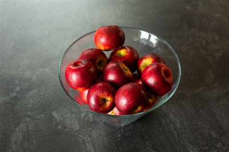 회색 배경에 빨간 사과 유리 용기에 빨간 사과를 익은 텍스트에 대한 공간이 있는 상단 보기입니다 유기농 식품과 건강한 식습관 원시 음식 과일 0명에 대한 스톡 사진 및 기타