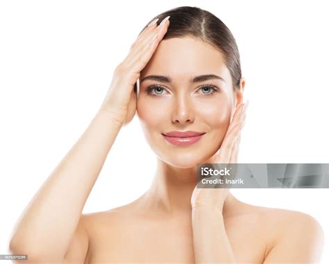 여자 얼굴 피부 관리 통통한 입술 자연스러운 메이크업을 가진 뷰티 소녀 흰색 위에 아름 다운 행복 한 모델 초상화입니다 페이셜 스파 마사지 및 성형 외과 살롱 아름다움에