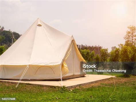 야외 하이킹 숲에 있는 캠핑 피크닉 텐트 캠핑장 여름 여행 캠프에서 자연을 배경으로 캠프장을하는 동안 야영 자 모험 여행 휴가