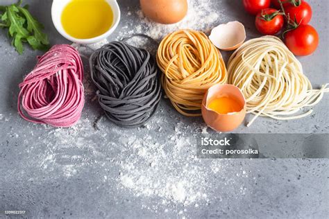 전통적인 지중해 요리의 재료 생 색 파스타 국수 올리브 오일 토마토와 아루굴라 텍스트의 공간을 복사합니다 음식 배경입니다 건강한 생활방식에 대한 스톡 사진 및 기타 이미지