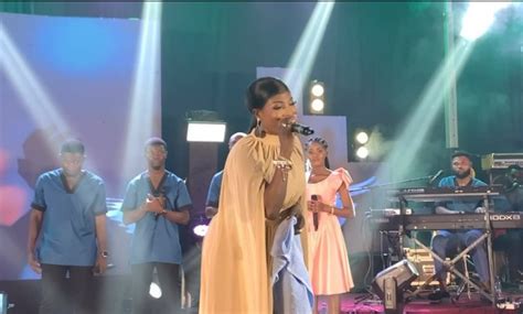 Florence Obinim Returns To The Stage After 4 Year Break