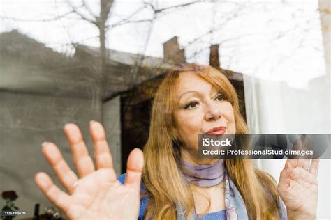 우울 하 고 슬픈 성숙한 여 인 55 59세에 대한 스톡 사진 및 기타 이미지 55 59세 가정 생활 걱정하는 Istock